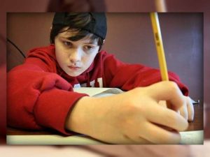 Αυτιστικό παιδί θαύμα με υψηλό IQ αναπτύσσει τη δική του θεωρία της ...