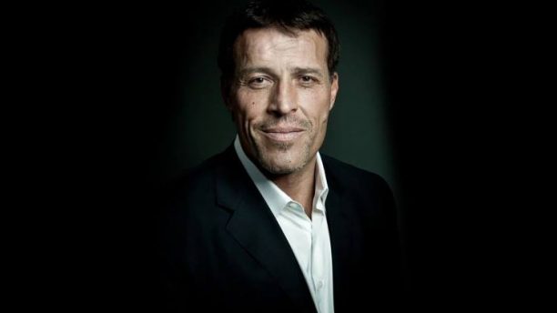 5 καθημερινές συνήθειες του Tony Robbins που αξίζει να "κλέψουμε ...